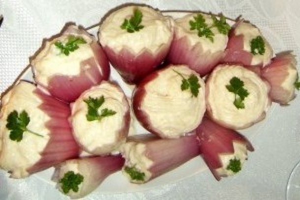 Ceapa umpluta cu icre de crap | Salate cu peste | Culinar.RO