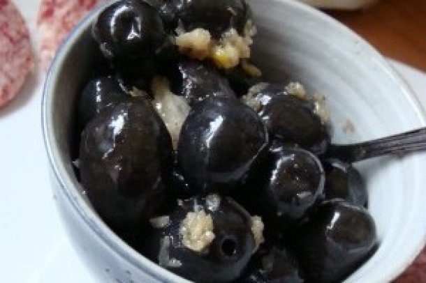 Masline negre marinate | Aperitive | Culinar.RO
