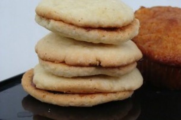 Fursecuri cu nuca de cocos si gem de zmeura | Piscoturi, biscuiti ...