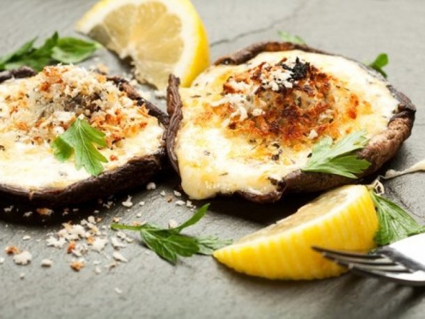 Ciuperci umplute cu spanac, branza si seminte de pin | Mancaruri cu ...