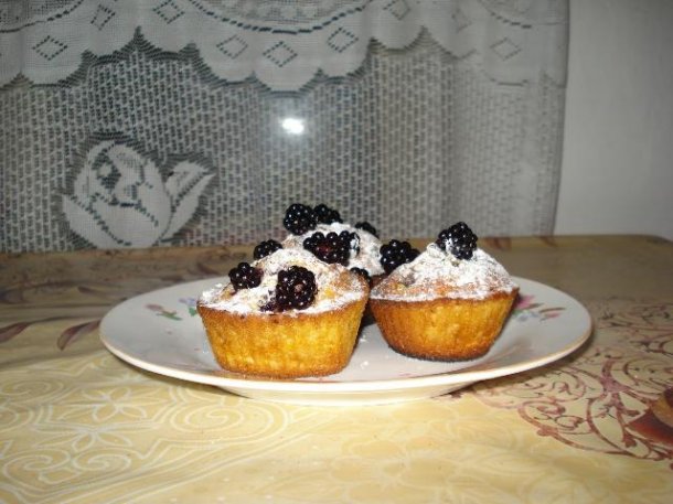 Briose simple cu mure | Prajituri | Culinar.RO