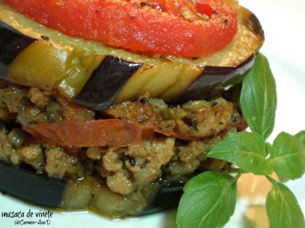 Musaca de vinete cu carne si verdeturi | Mancaruri cu legume | Culinar.RO