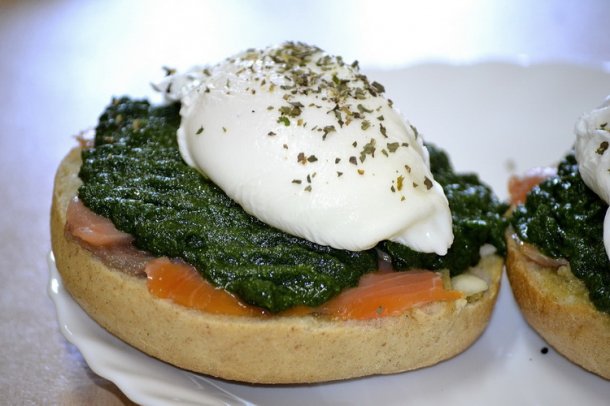 Oua Benedict cu somon afumat si spanac | Aperitive cu oua | Culinar.RO
