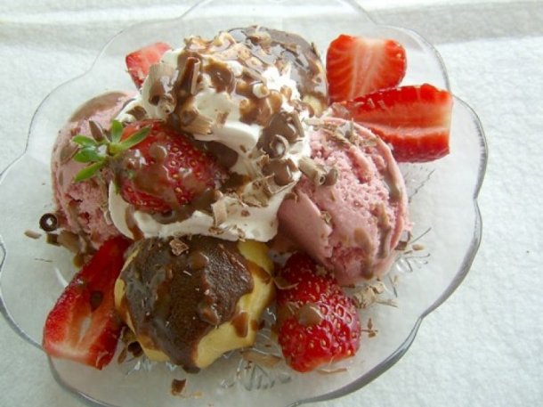 Profiterol cu inghetata de capsuni | Prajituri | Culinar.RO