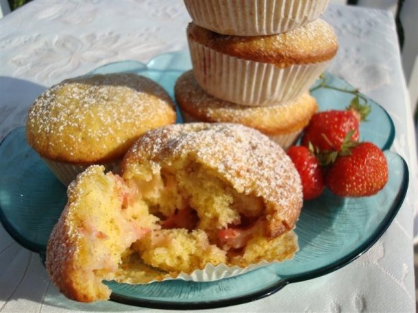 Briose cu rubarba si capsuni | Prajituri | Culinar.RO