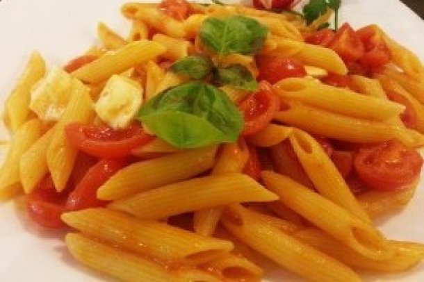 Paste cu sos de rosii, branza mozzarella si usturoi | Paste si pizza ...