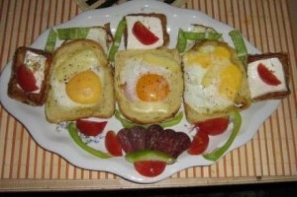Oua cu kaizer in paine, friganele cu cas | Aperitive cu oua | Culinar.RO