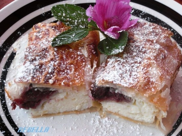 Strudel de vara, cu branza dulce si visine | Aluaturi | Culinar.RO