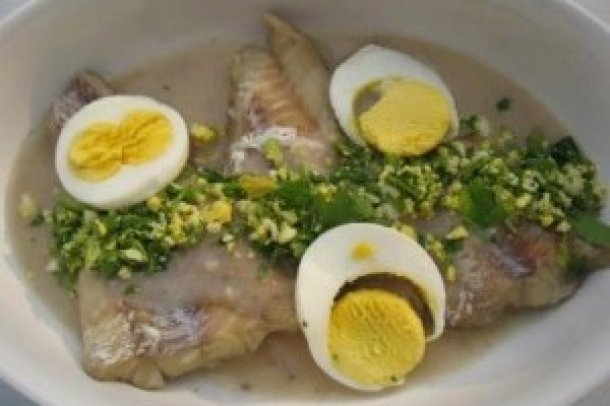 Peste cu sos de ansoa si oua fierte | Mancaruri cu fructe de mare ...