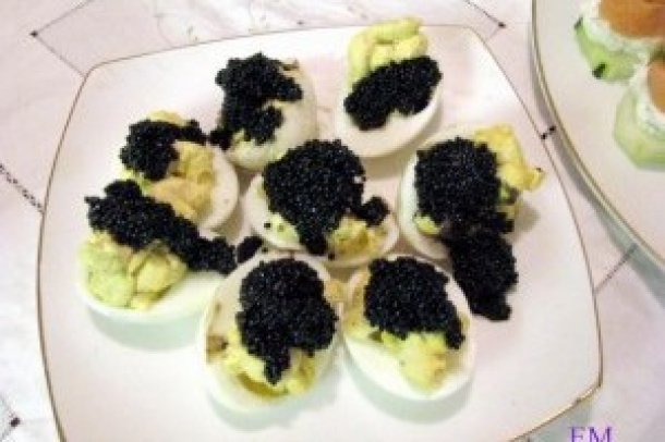 Icre negre in jumatati de oua | Aperitive cu oua | Culinar.RO