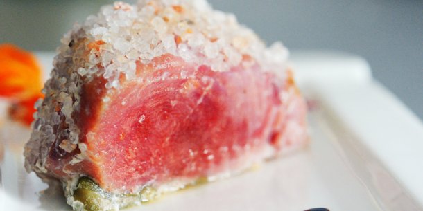 Cotlet de ton rosu in crusta de sare | Mancaruri cu peste | Culinar.RO