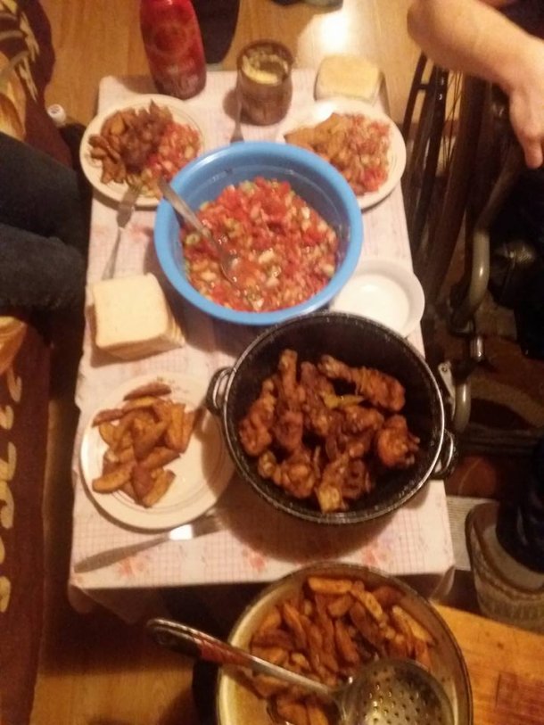 Pulpe inferioare de pui cu cartofi la ceaun cu salata | Mancaruri cu ...