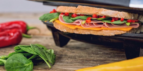 Sandwich cu paine taraneasca, Cheddar, sunca si baby spanac ...