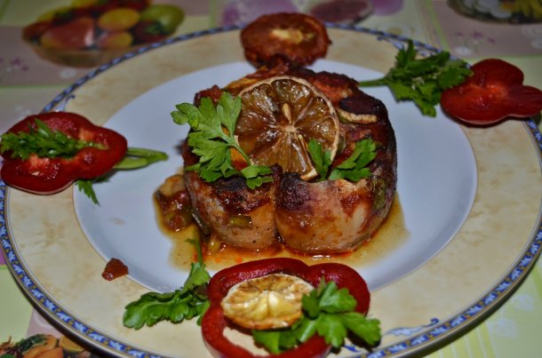 Medalion de sturion in sos picant si legume | Mancaruri cu peste ...