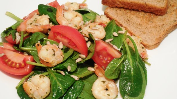 Salata de baby spanac cu creveti in sos de usturoi si vin alb | Salate ...